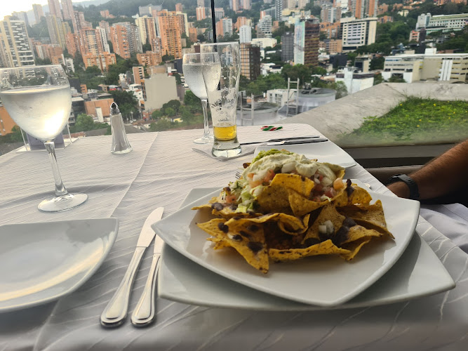 Restaurante Bar Giratorio Tony Romas - Restaurante en Medellín